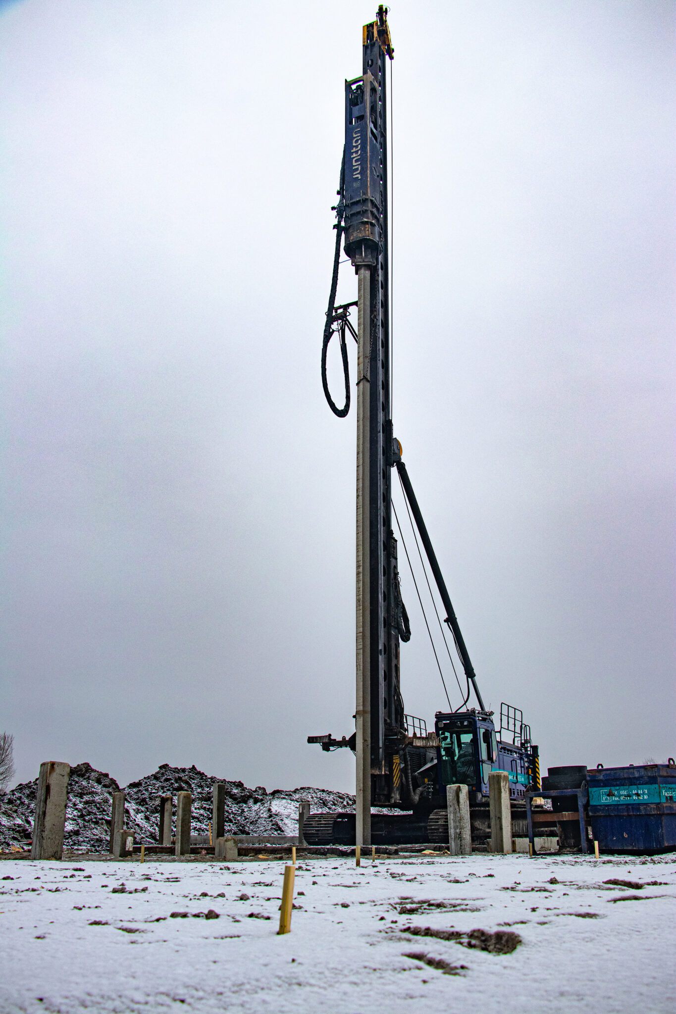 Eerste paal geslagen voor uitbreiding bedrijfshal Helwa Hallum - Lont